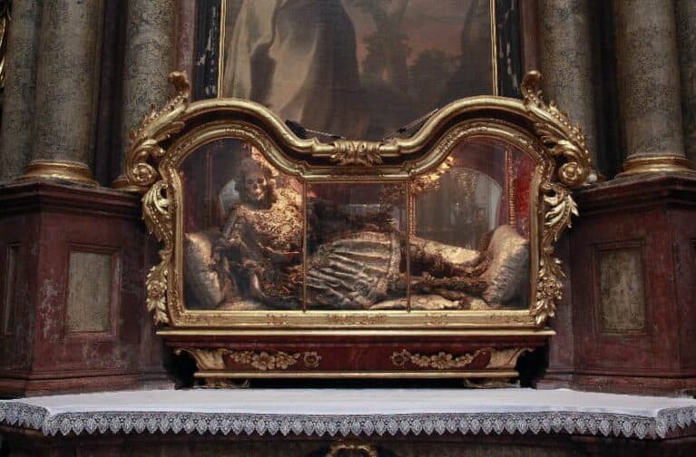 Immortal Skeleton Saints - Awesome Photos Of Remains Dressed Like Royalty